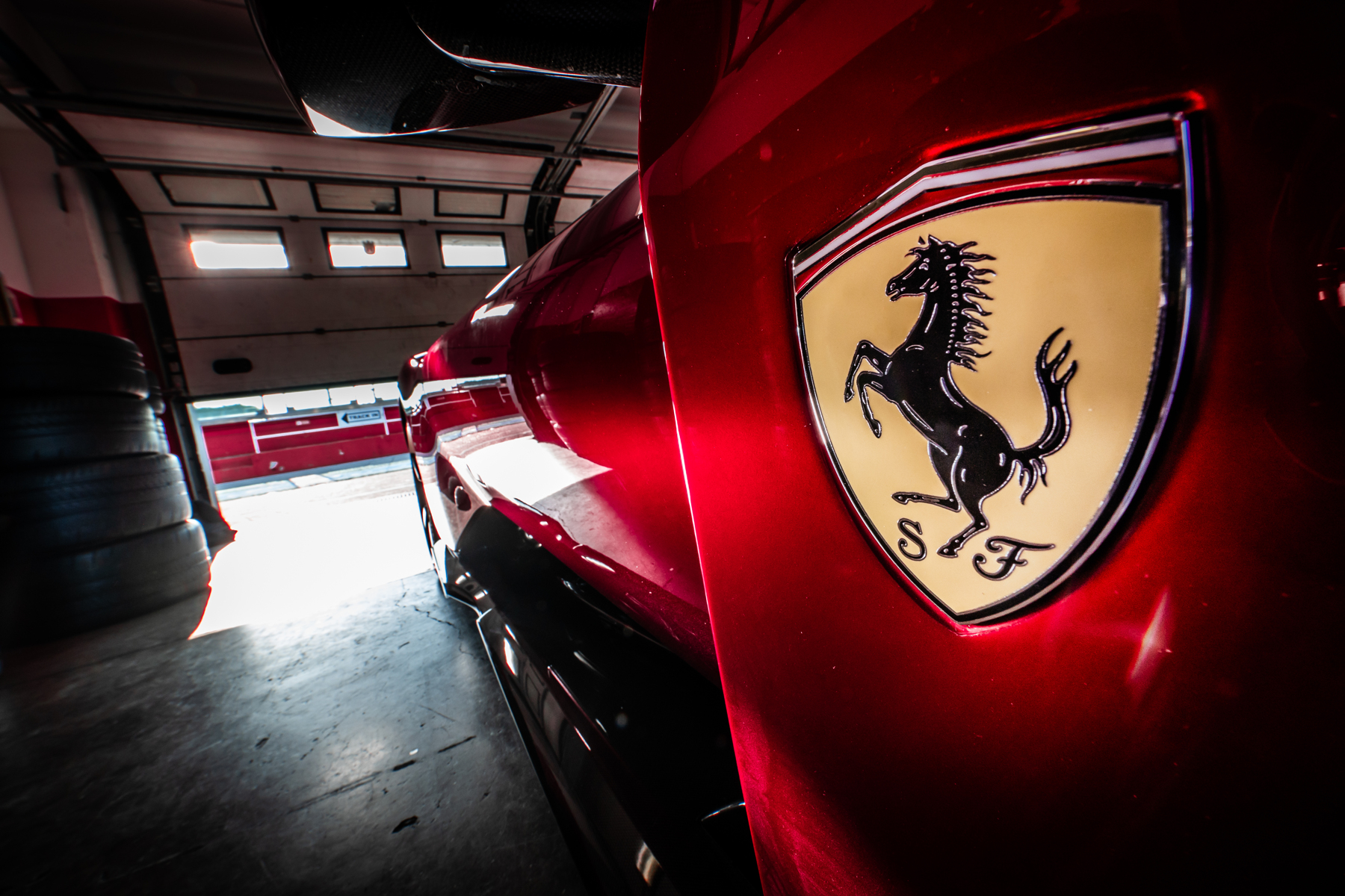 Ferrari et Porsche : pourquoi leurs logos arborent le même cheval cabré