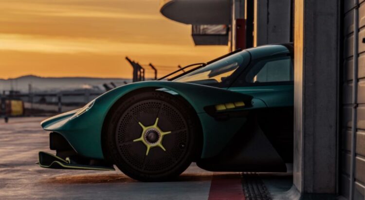 Fernando Alonso : en piste avec sa nouvelle Aston Martin Valkyrie